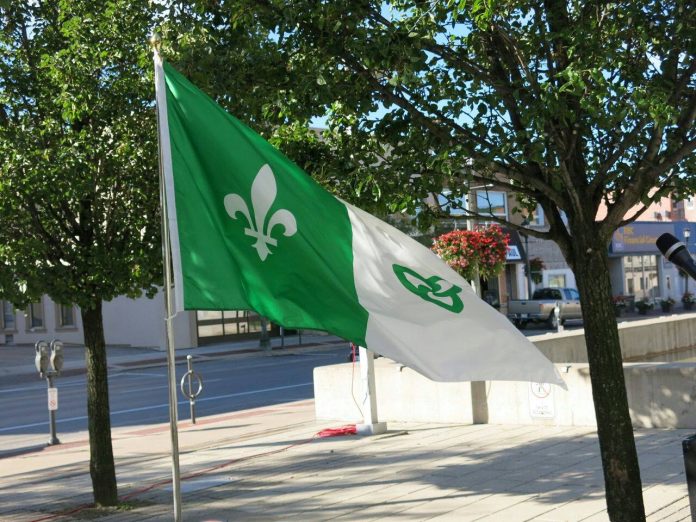 Brian St-Pierre relance la chanson Mon beau drapeau | Le Régional